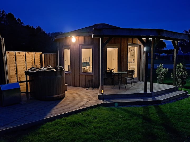 Timber Framed Roundhouse With Hot Tub, King's Oak - Suffolk