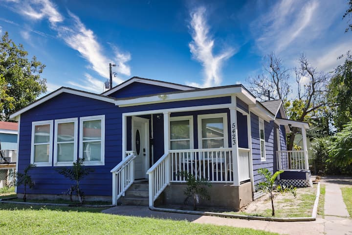 Super Modern! Completely Updated! - Galveston, TX