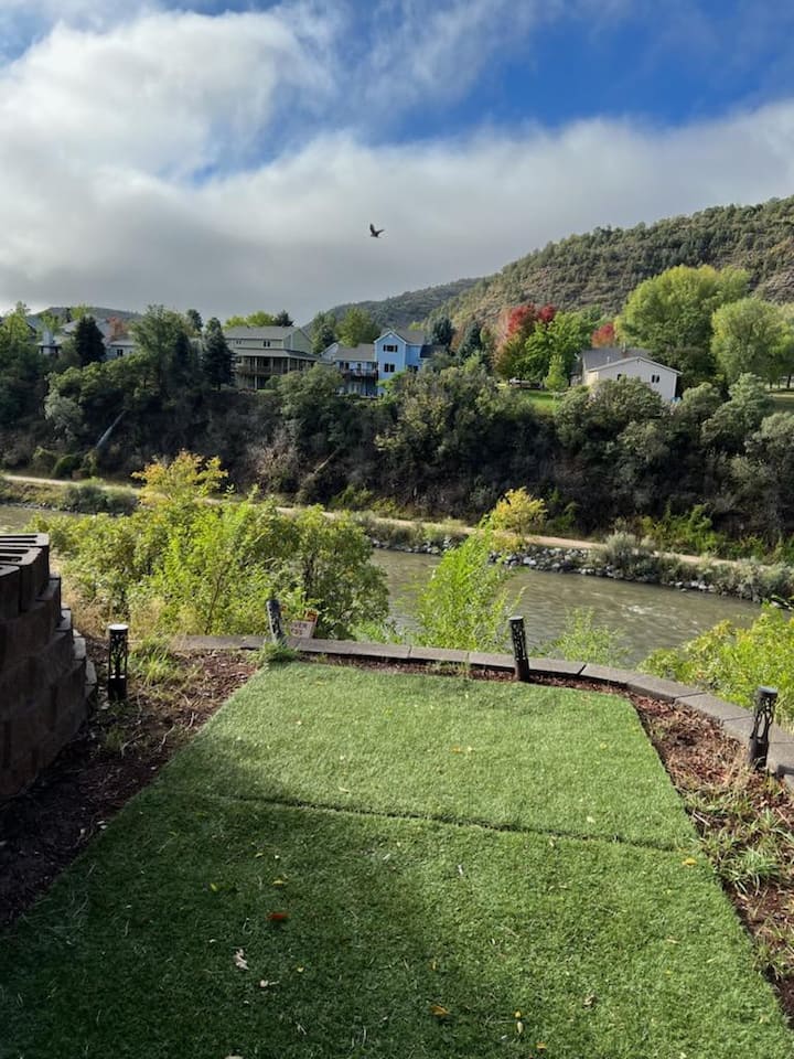 Beautifully Appointed Private River Front Paradise - Glenwood Springs, CO