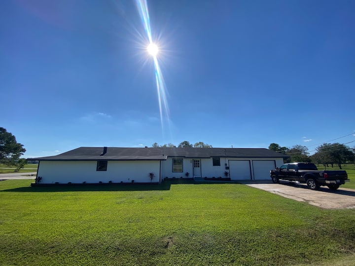 Sprawling Ranch House. Sleeps 7+ - Port Arthur, TX