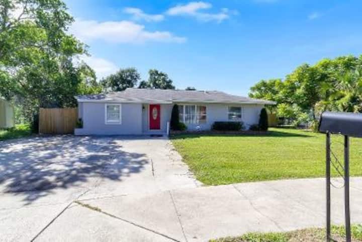 Cheerful Deltona Home * Full Kitchen * King Bed * - Orange City, FL