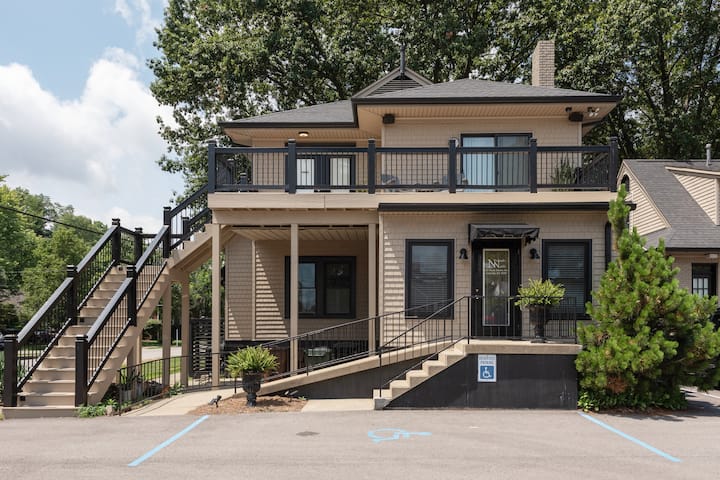 Swanky Fully Equipped St. Matthews Apartment - Murray Hill, KY