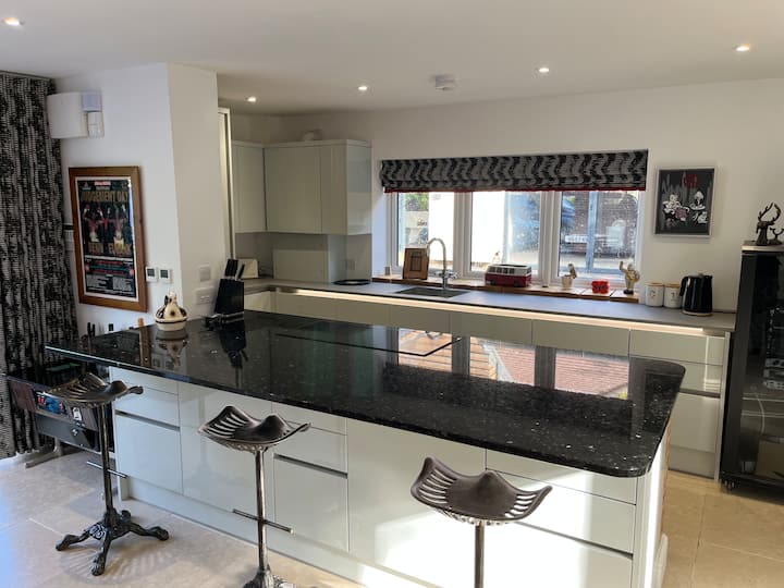 Beautiful, Two Bedrooms, House In A Private Road. - Buckinghamshire New University