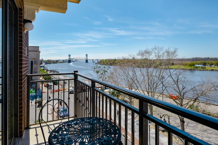 Riverfront Views | 5th Floor | Balcony | Parking - 윌밍턴