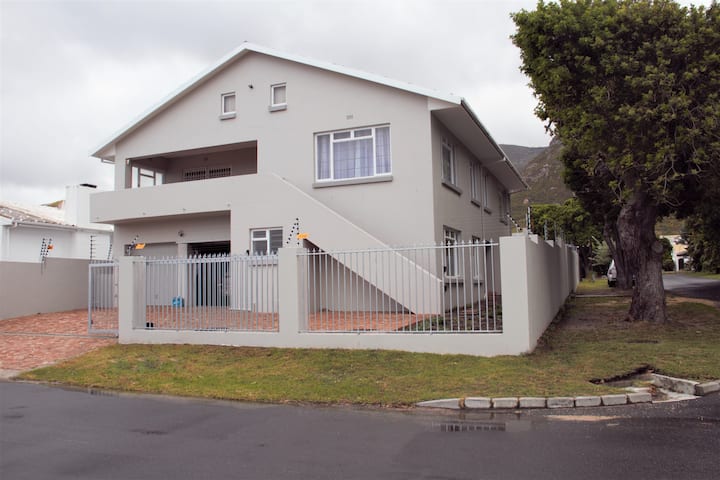 Voëlklip Family Retreat 300m From Beach - Hermanus
