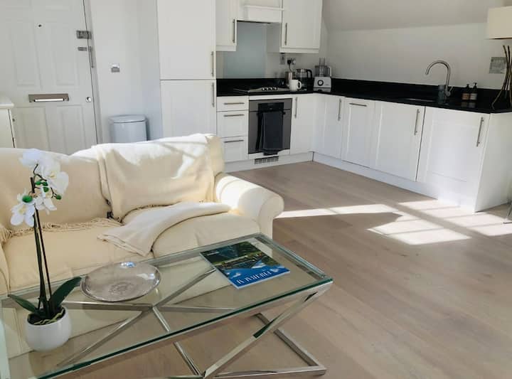 Stylish Modern Flat By The Water - Brentford