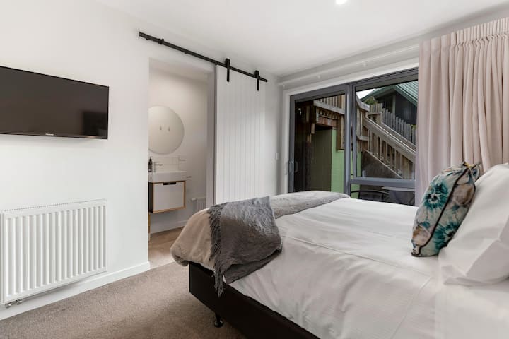 Studio Room With Own Entrance And En-suite - Queenstown