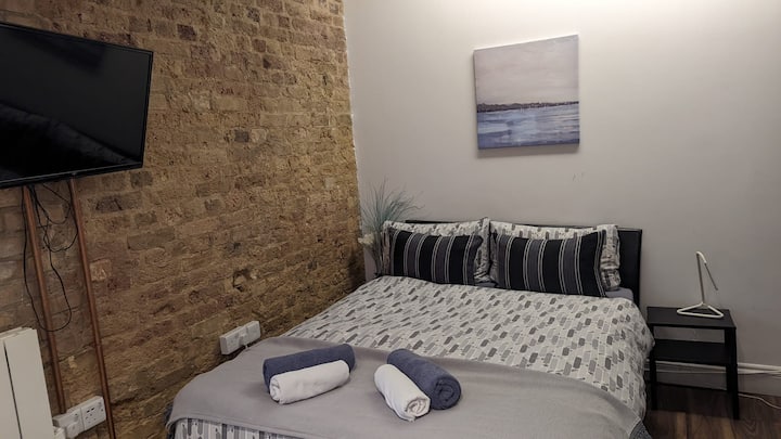 Studio 8 - 2nd Floor Rear - London