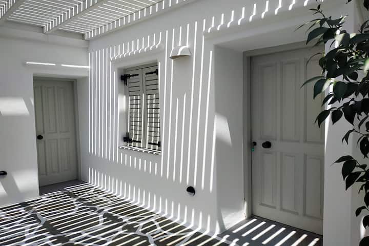 Heart Of Parikia Studio With Shared Patio #1 - Paros
