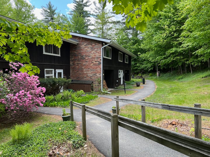 Stowe Condo - Mt. Rd - Wood Fireplace - Deck -Pool - ストー, VT
