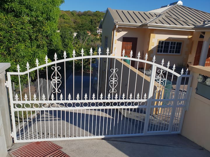 Nectarine: Serene Apartment/upscale Neighborhood. - Granada