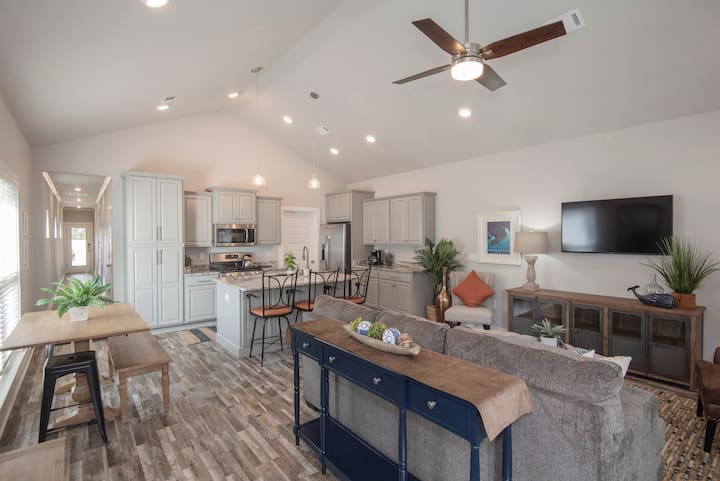Stunning New Build/downtown Pensacola/free Parking - Pensacola, FL