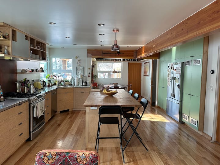 Modern Airport Heights Abode - Anchorage, AK