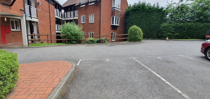 Located By The Guildford High Street And Station - Guildford
