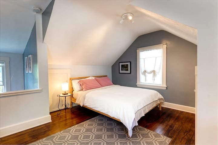Cozy + Bright Lakeshore Cottage - United States