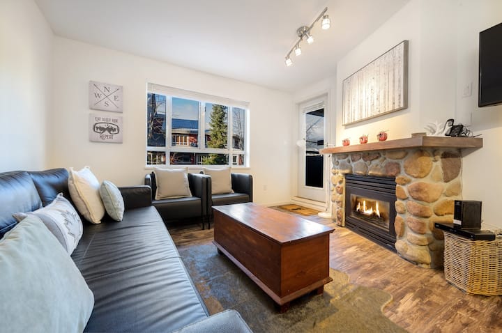 1bd Village Retreat + Mountain Views/ Hot Tub/bbq! - Whistler