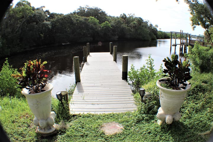 River Jewel - Waterfront First Floor Home - 里弗維尤
