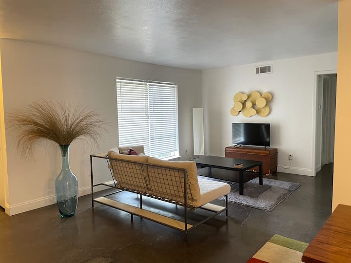Modern, Stylish, 2 Bed, Stained Concrete Floors - Dallas, TX