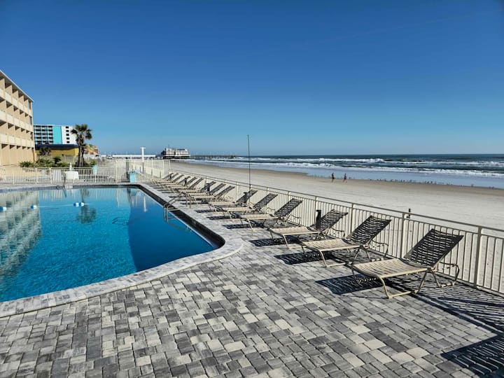 Beachside Studio Condo Queen Bed Smart Tv Pool - Daytona Beach