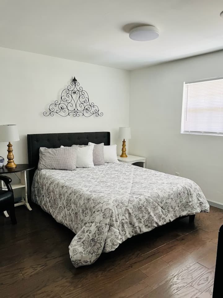 Perfect Location. Pet Friendly. Private Driveway - Knoxville, TN