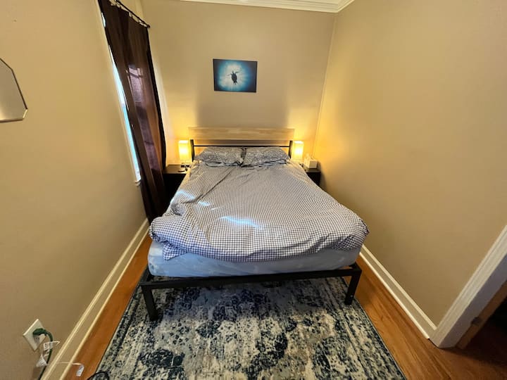 Comfy Private Room Queen Bed Clean Shared Bathroom - Memphis, TN