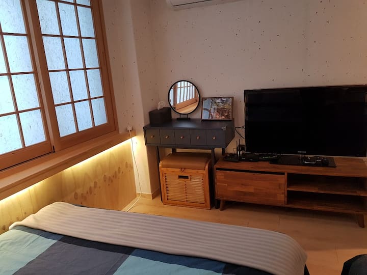 2 Rooms With Korean-style Touch At Seokchon - Seoul