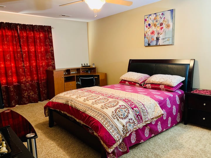 Beautiful Home, Private Room, W/parking And Wifi - Iowa City