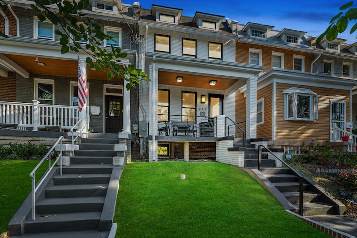 Luxury Rowhouse W/parking - Centrally Located - Silver Spring, MD