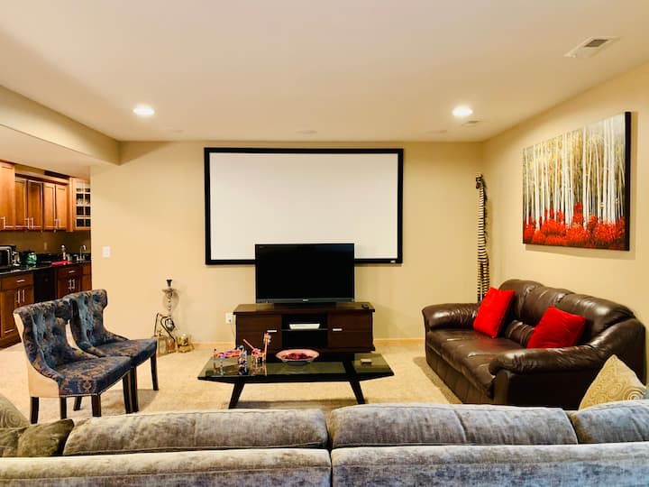 Beautiful Home, Private Bedroom & Bathroom! - Iowa City, IA