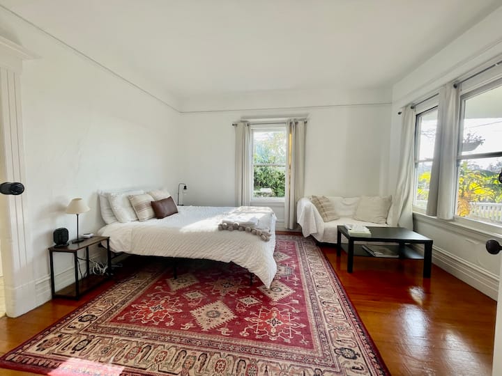 Light Filled Apartment Near Uc Berkeley - Berkeley, CA