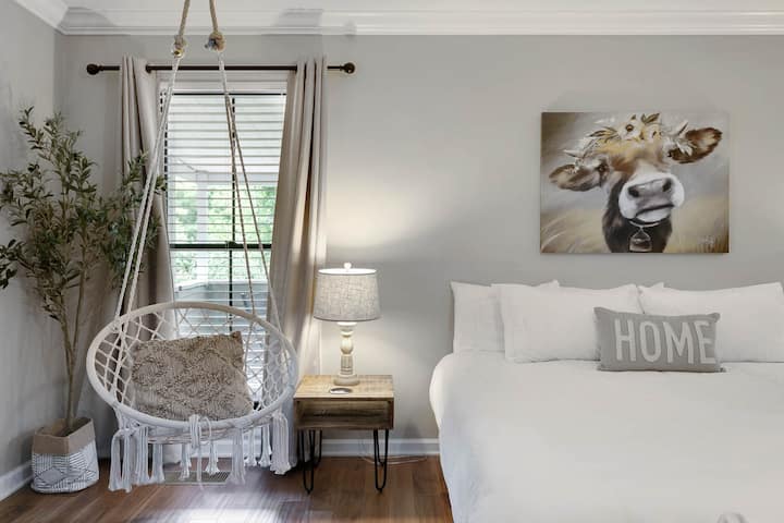 Gratidude Ranch In Leiper's Fork Sleeps Up To 37! - Fairview, TN