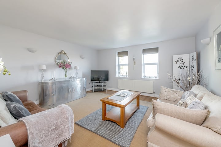 Spacious 2 Bed Apartment With Off Street Parking - Bath
