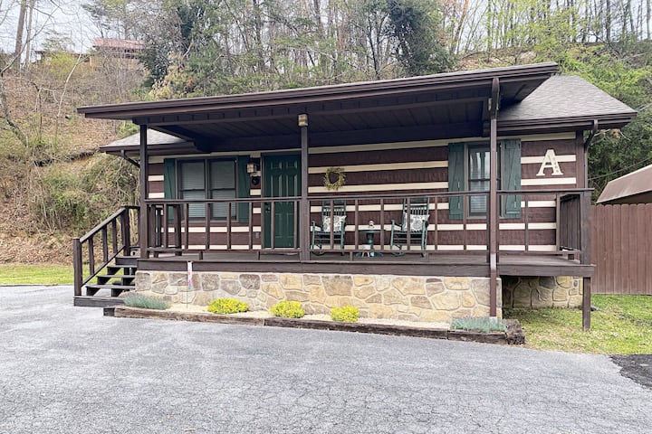 Dollywood Less Than 1 Mile From This 2 Bedroom - Pigeon Forge, TN