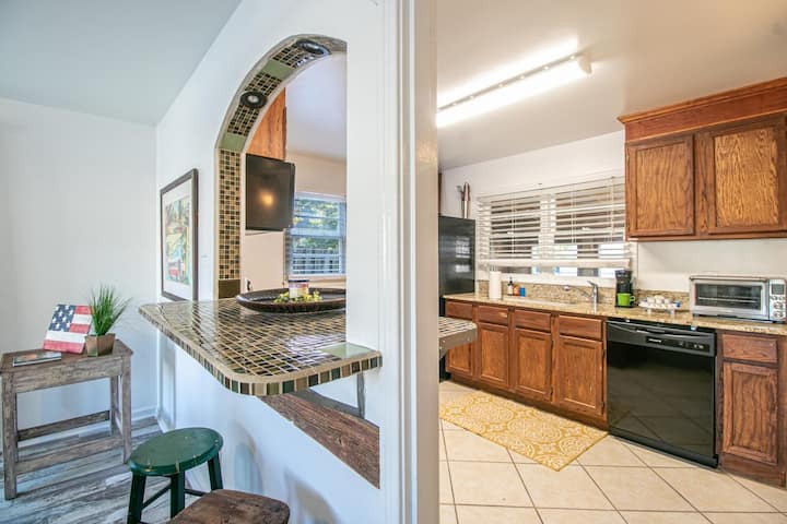 Gulfport Cottage 1 Mile From Beach! - Gulfport, MS