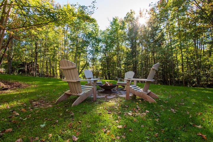 Retro Retreat: Charming Home W/hot Tub & Fire Pit - Zoom Flume Water Park, East Durham