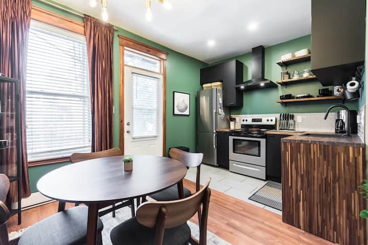 Centennial Apt Near Lafontaine Park - Montreal