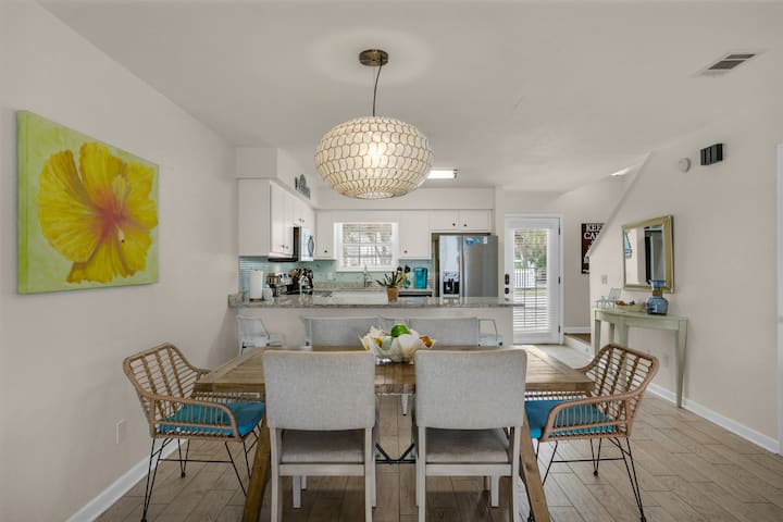 Steps To Beach, Pool, Shops & Restaurants!!! Sleeps 8 - Miramar Beach, FL