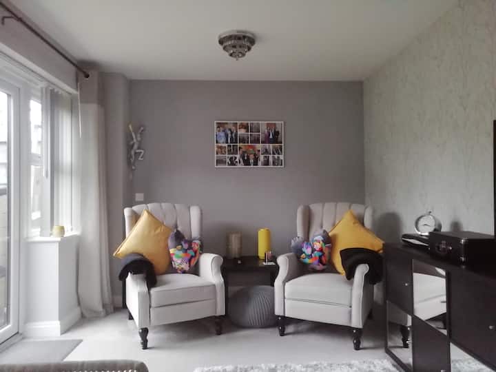Modern Double Room With King Size Bed - Corby