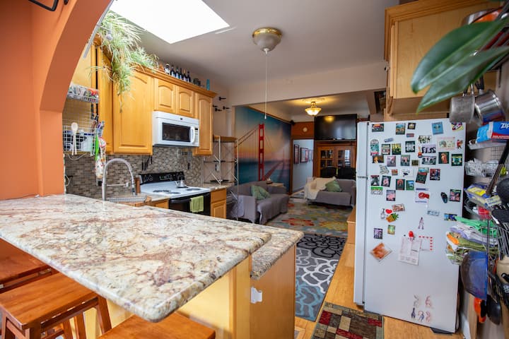 3(ish) Bedroom, 2 Bath Off Sunny Valencia Corridor - San Francisco, CA