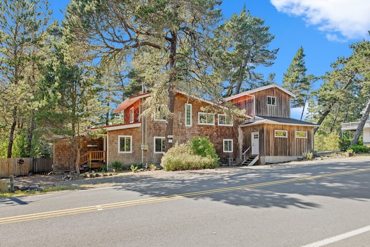 Minutes From Ocean. Private Backyard. Hot Tub! - Manzanita, OR