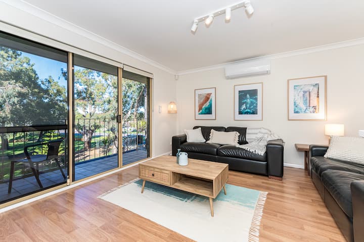 Coastal Comfort. 1 King, 2 Queen Beds. Park Views - 퍼스