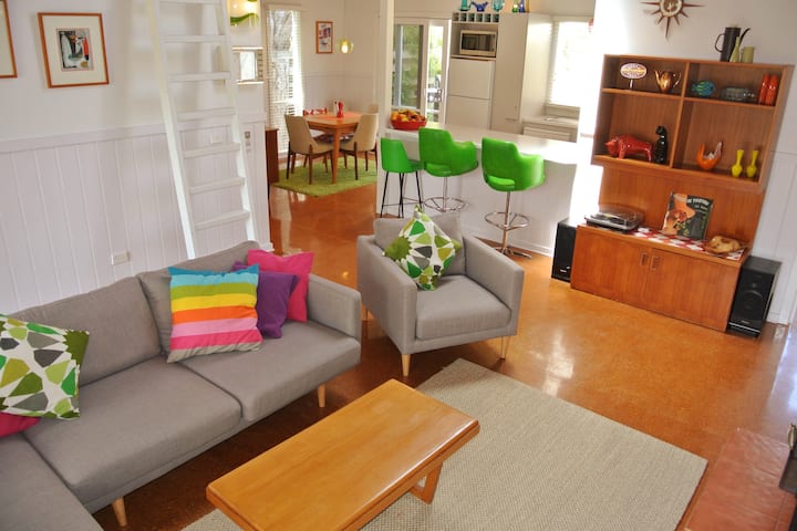 Clambake Beach House - Cool Retro, Private Yard! - San Remo