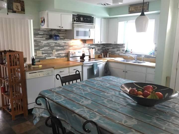 Peaceful And Quaint Home 1 Mile From Downtown - Dunedin, FL