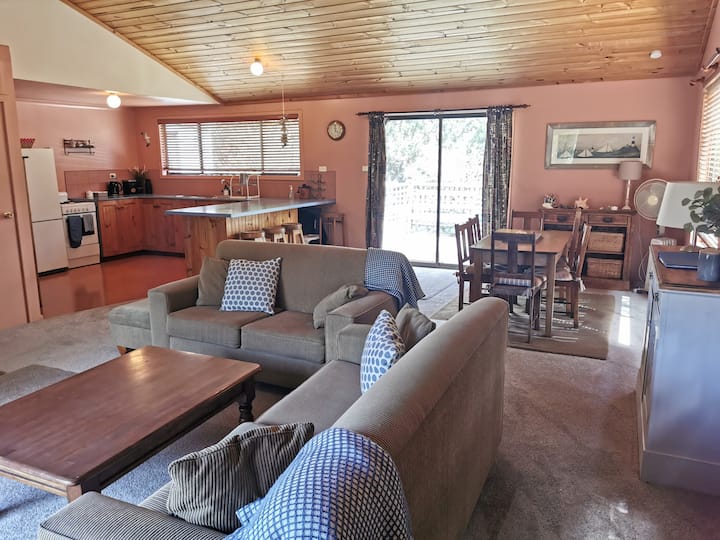 Hazards Homestay For A Comfortable Holiday Base - Coles Bay