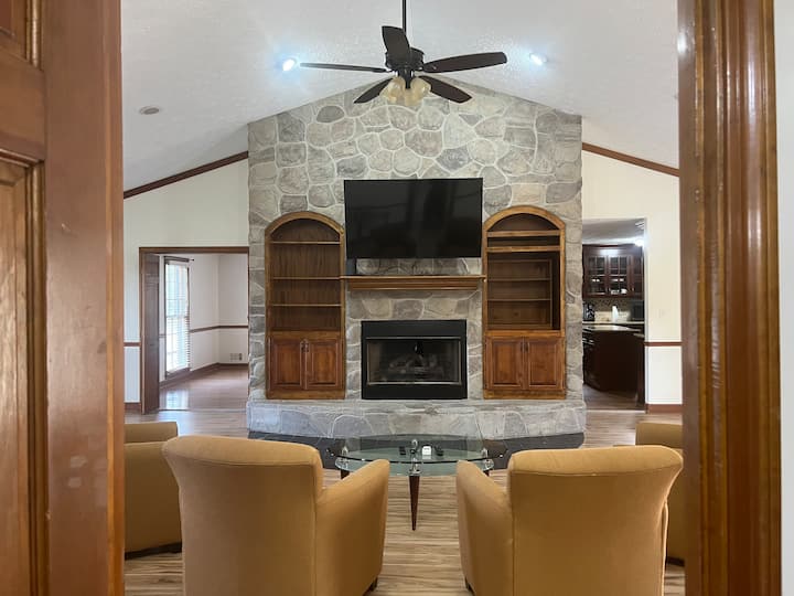 Newly Renovated 4 Bedroom Private House. - Snellville, GA