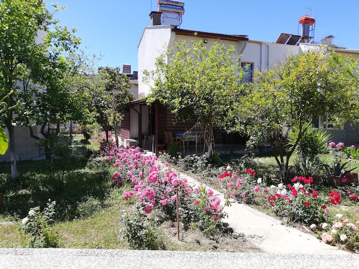Havuzlu Bahçeli Denize Yürüme Mesafesinde  Villa. - Side