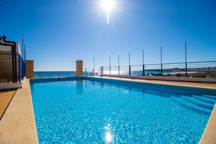 Casa Baia: Beachfront Apt, Rooftop Pool, Fast Wifi - Lagos, Portugal