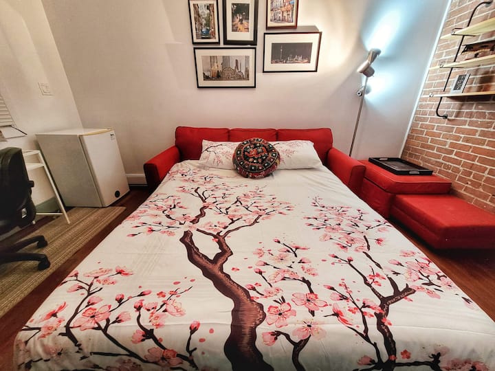 Cherry Blossom Bedroom - Kingston, Canada