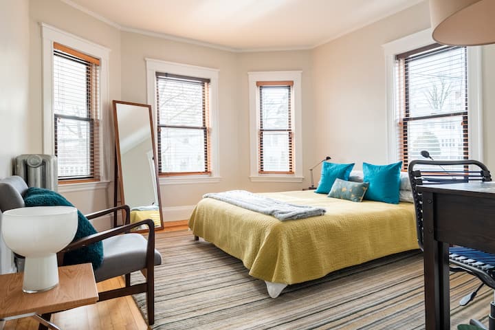 Charming 2nd Floor Suite W/ A Separate Entrance - Wellesley, MA