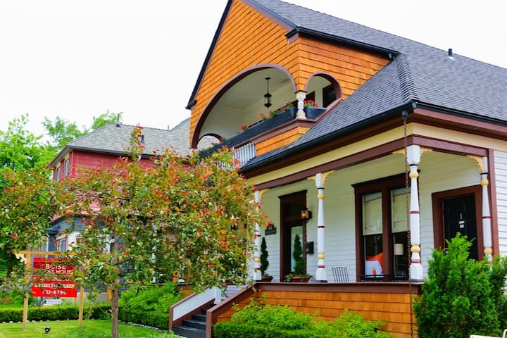 Boise Guest House - Animal Trophy Suite - Boise, ID